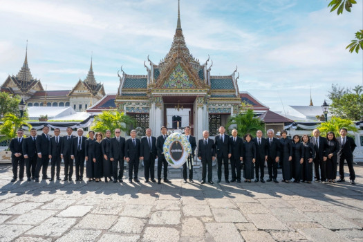 The BTS Group Pays Respects to the Royal Remains Of Her Majesty Queen ...