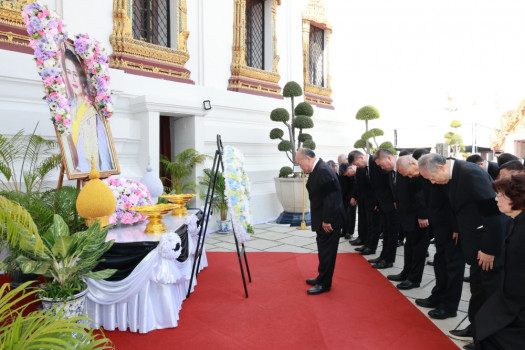 The BTS Group Pays Respects to the Royal Remains Of Her Majesty Queen ...